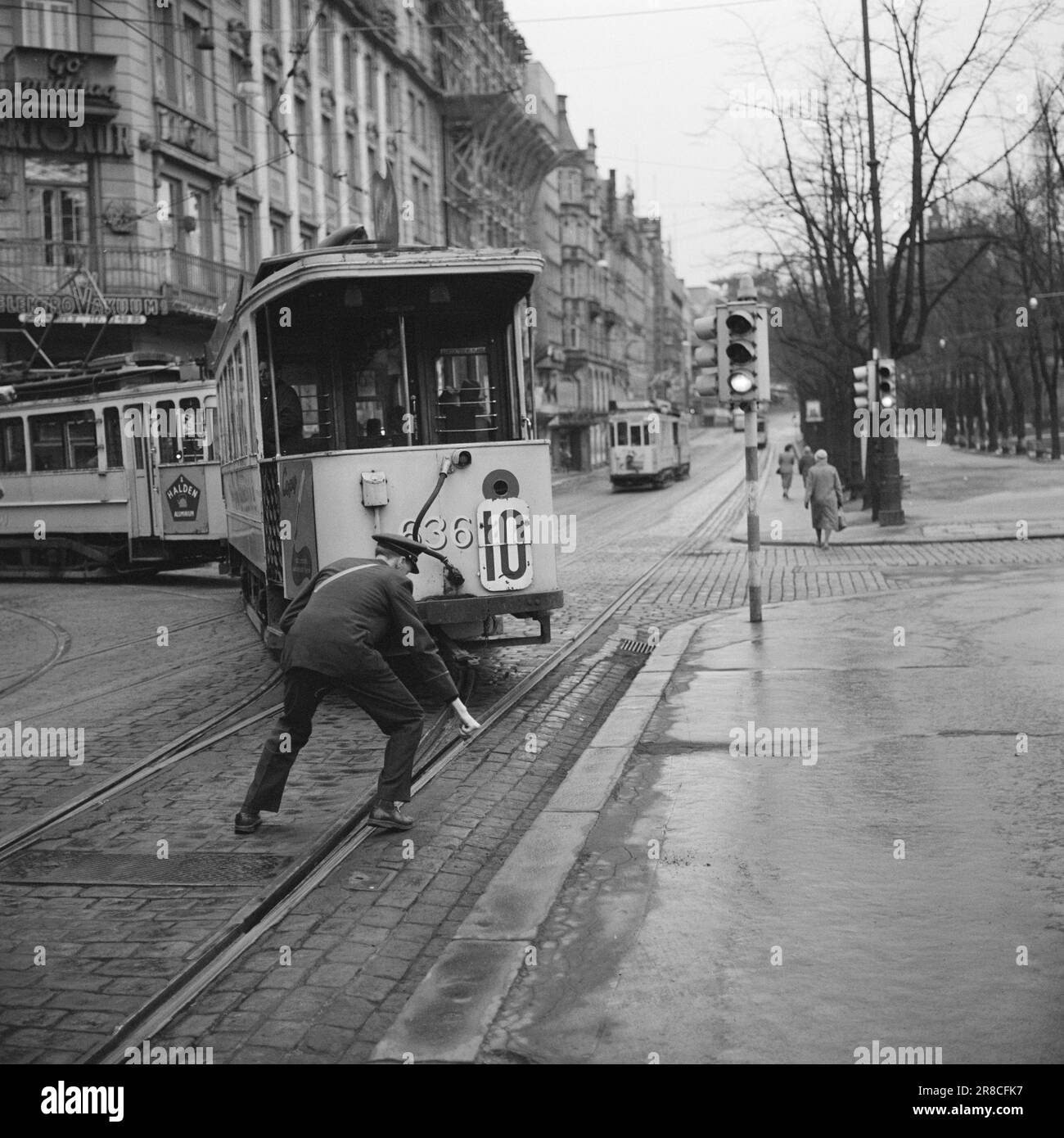 Current 25-1-1960: Where the city's pulse beats The camera reflects ...