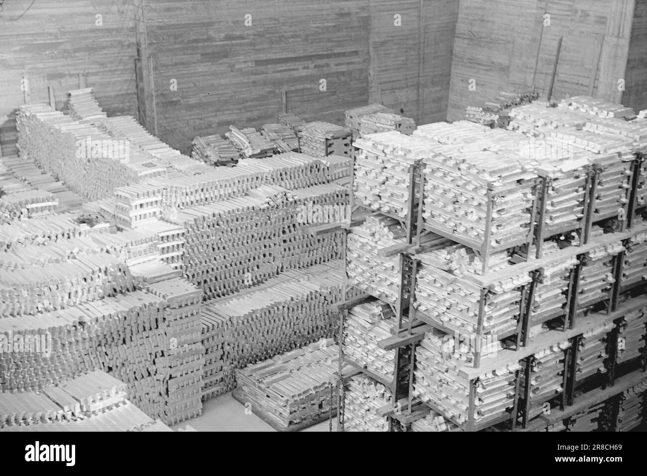 Actual 12-1948: The giant factory in Årdal. Årdal works.Photo: Sverre A ...