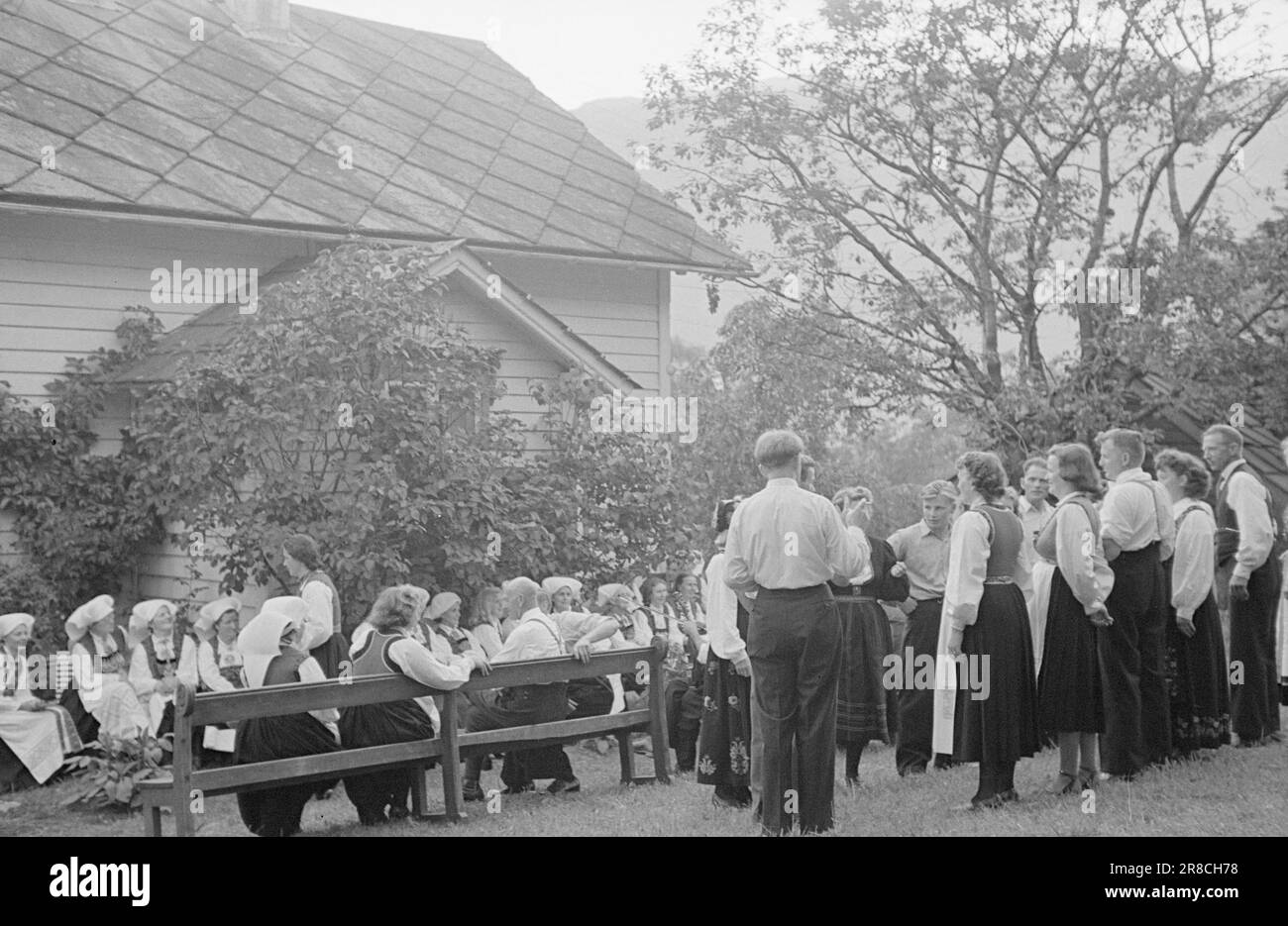 Current 17-1948: Bridal procession in Hardanger year 1948Photo: Sverre ...