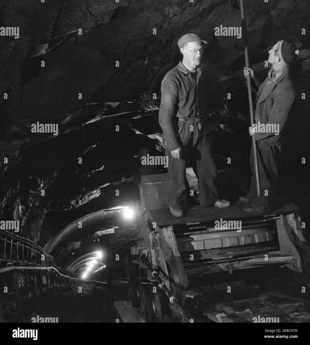 Actual 12-1948: The giant factory in Årdal. Årdal works.Photo: Sverre A ...