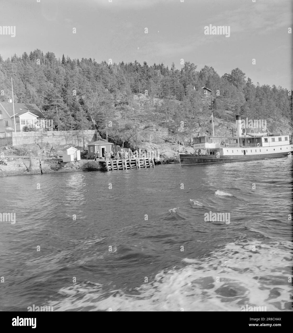 Actual 16-1950: The fjord's included swans.Steamboats in the Oslofjord ...