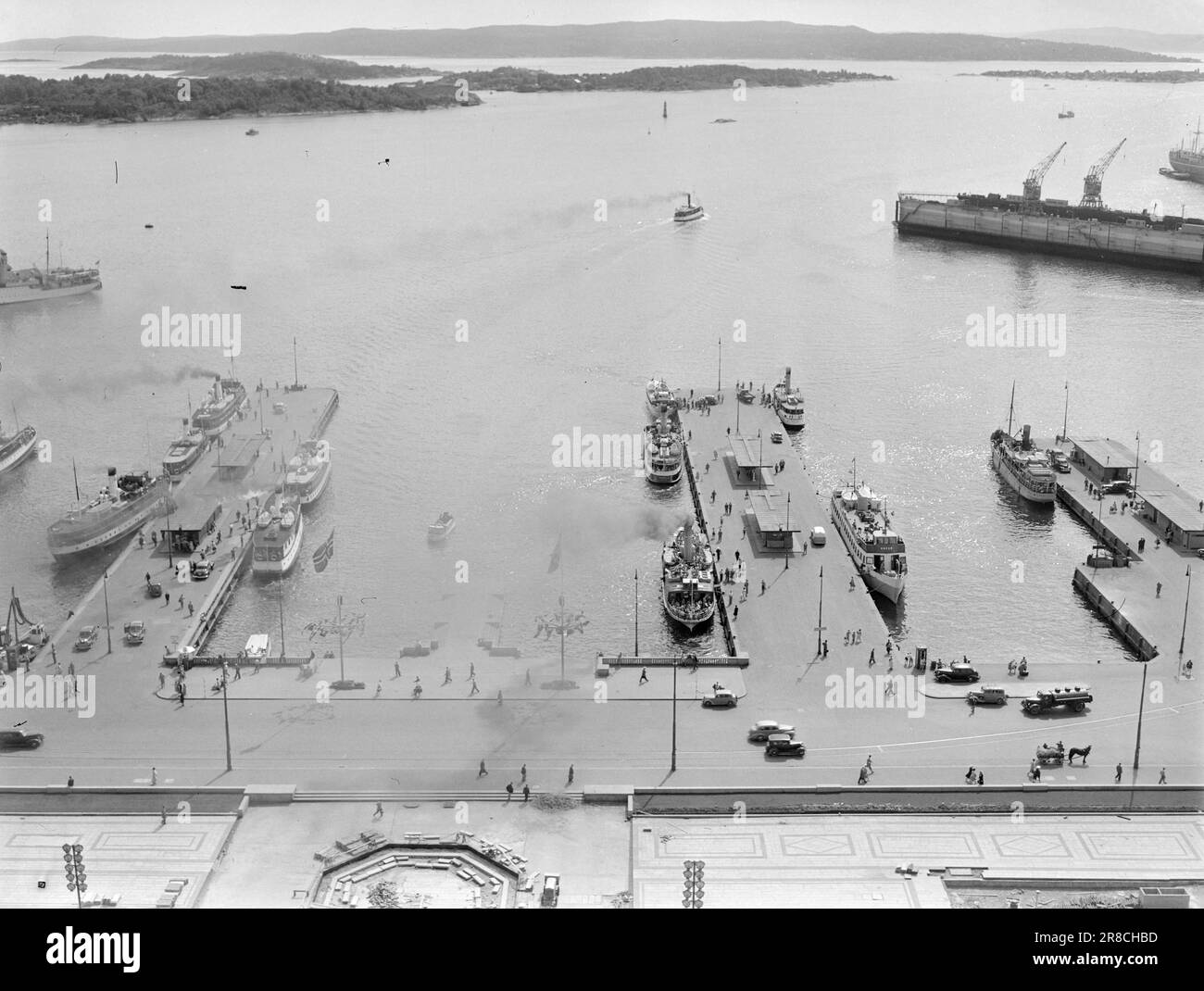 Actual 16-1950: The fjord's included swans.Steamboats in the Oslofjord ...