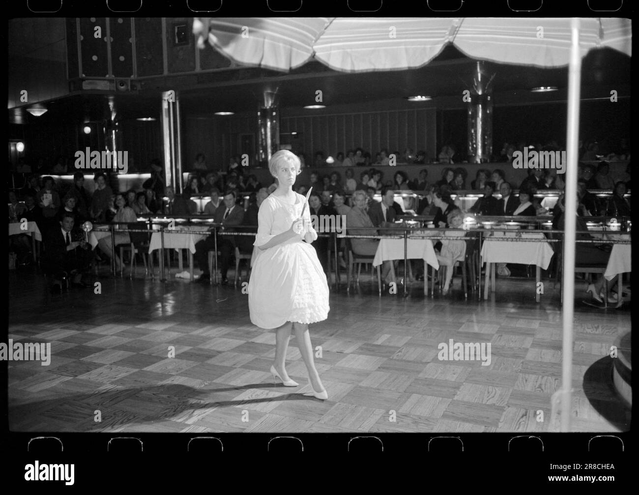 Actual 21-5-1960 : Søtten-Stil At a mannequin show at Regnbuen in Oslo ...