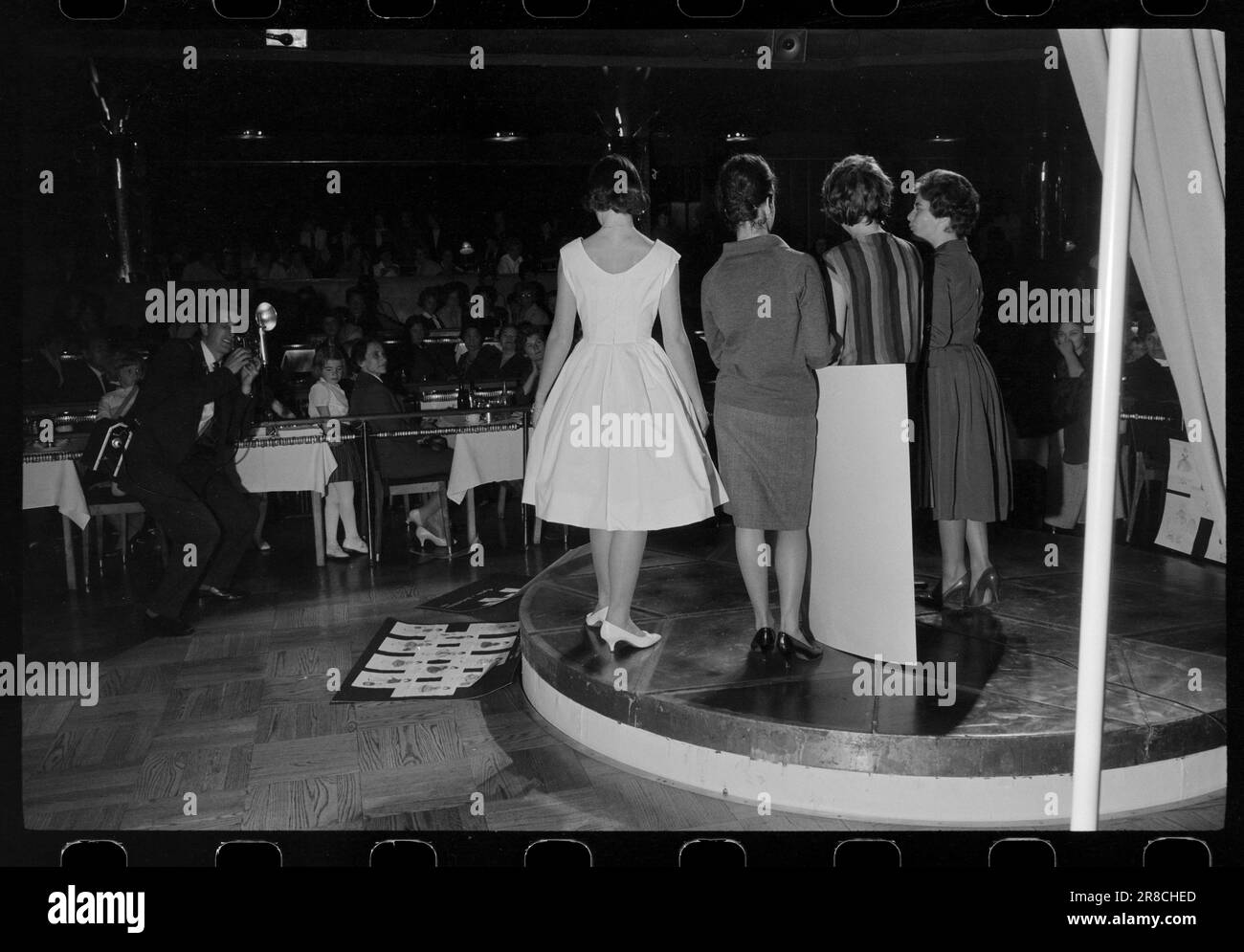 Actual 21-5-1960 : Søtten-Stil At a mannequin show at Regnbuen in Oslo ...