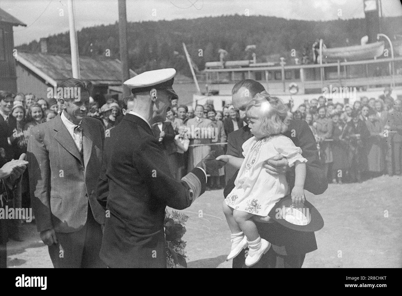 Current 14-3-1947: The King numberOut among people King Haakon 7th ...