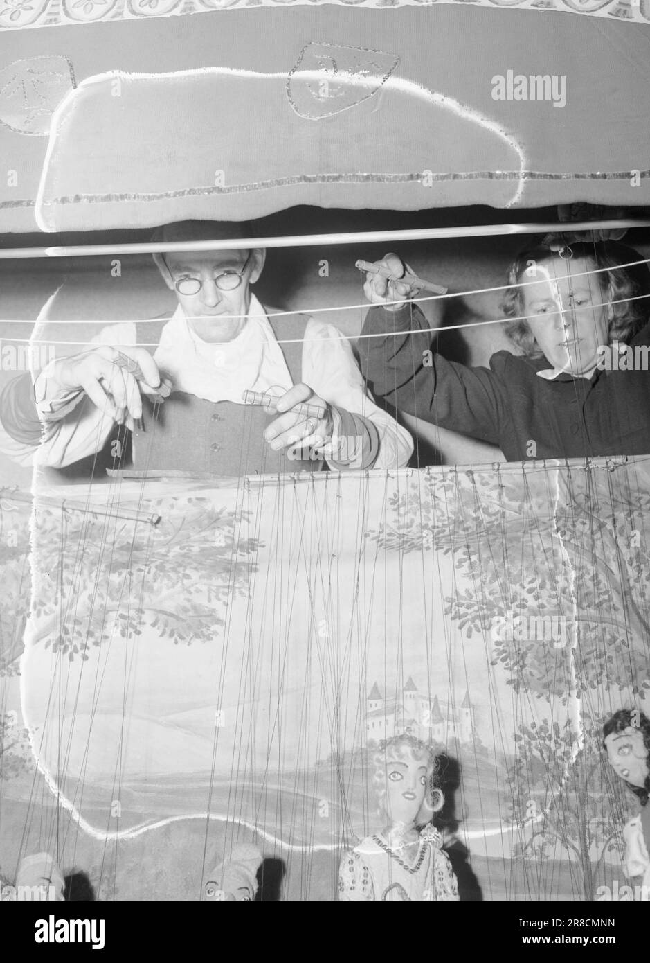 Puppet master Black and White Stock Photos & Images - Alamy