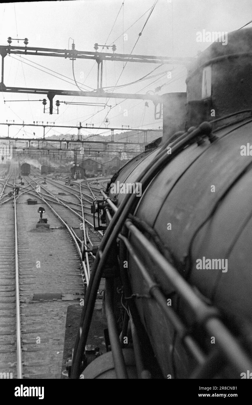 Current 25-26-1948: Do they feel safe on a train at full speed [photo ...
