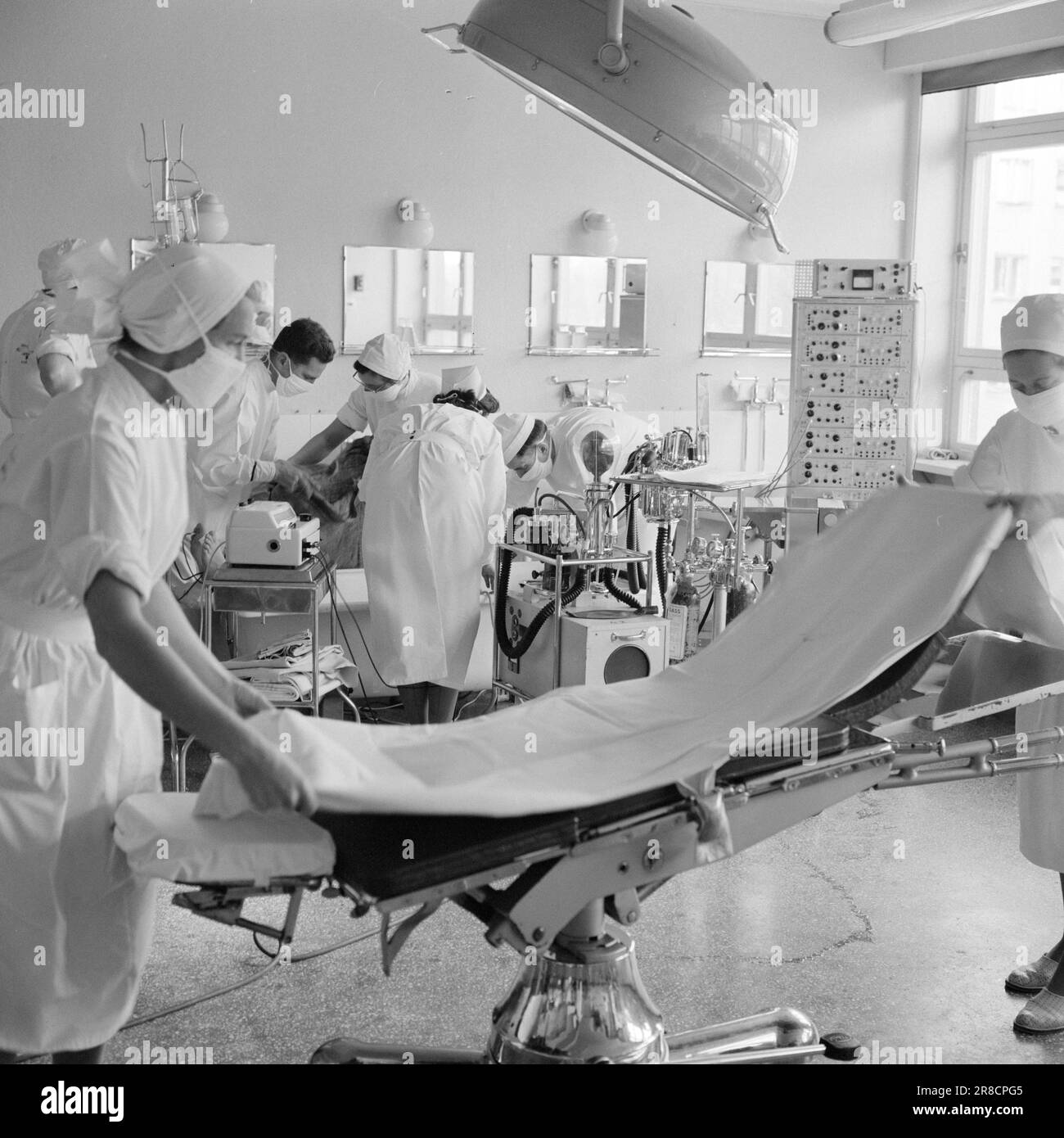 Current 16-9-1960: A glimpse into the brain For five hours the surgeon ...