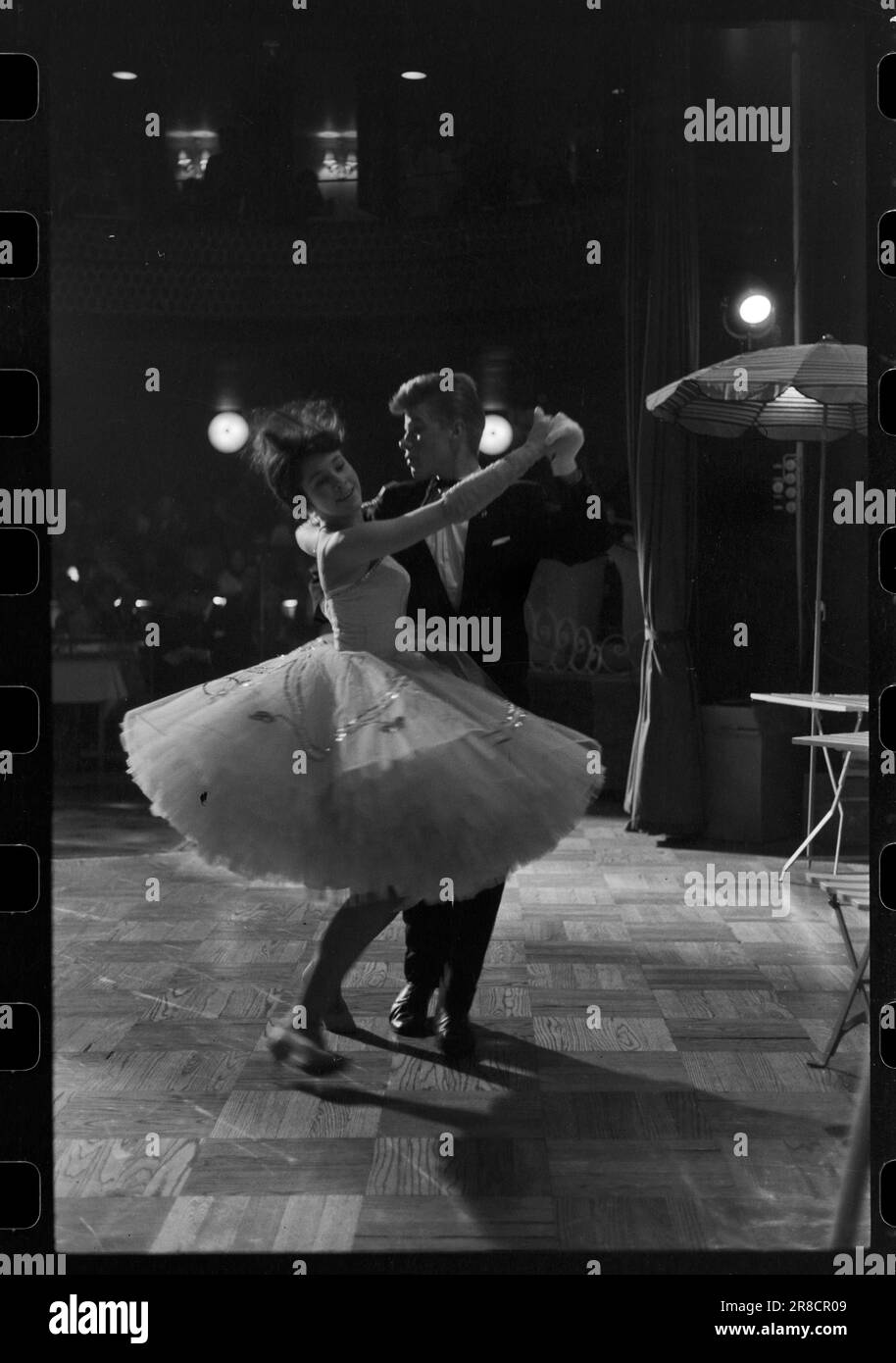Actual 21-5-1960 : Søtten-Stil At a mannequin show at Regnbuen in Oslo ...