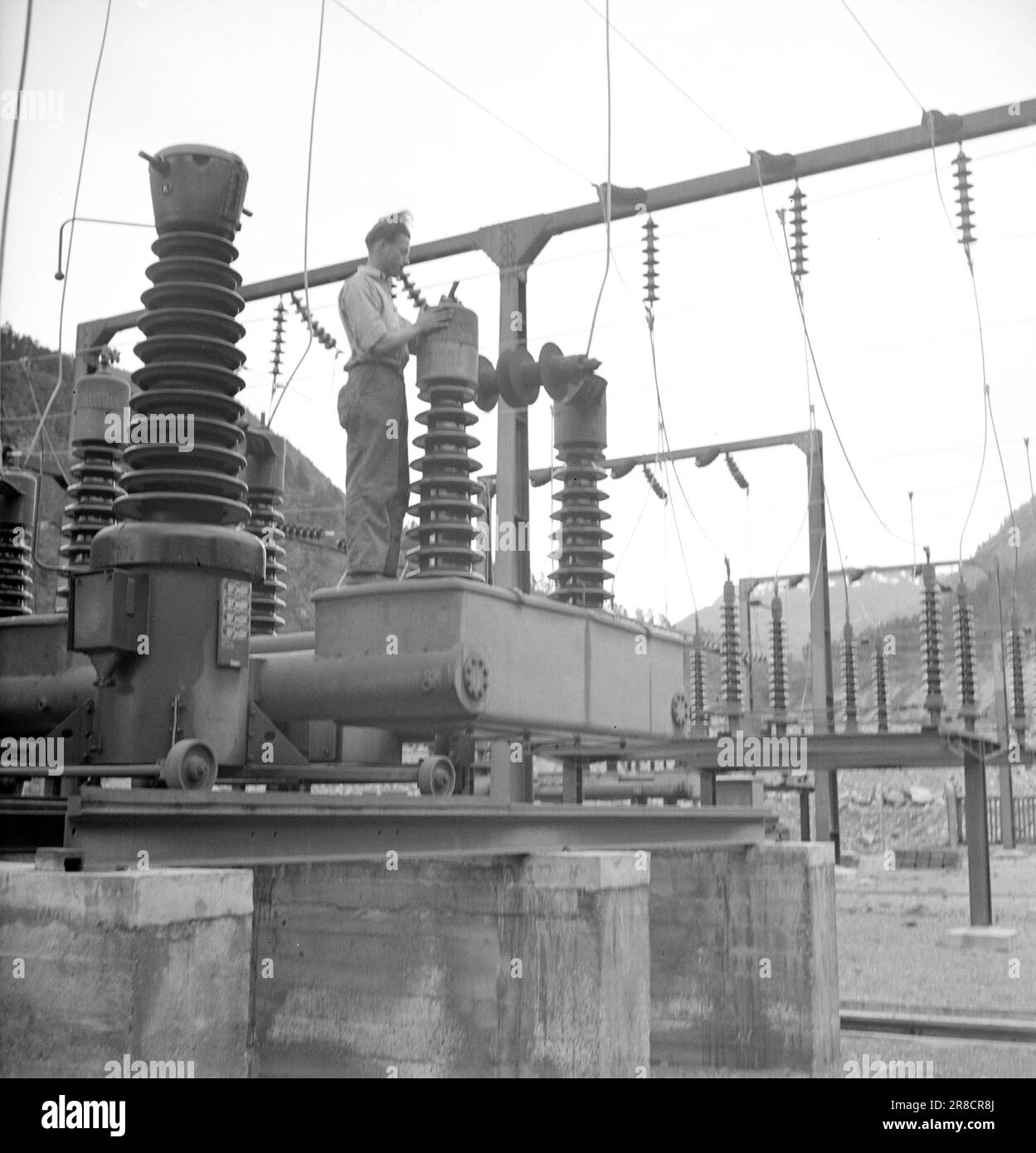 Actual 12-1948: The giant factory in Årdal. Årdal works.Photo: Sverre A ...