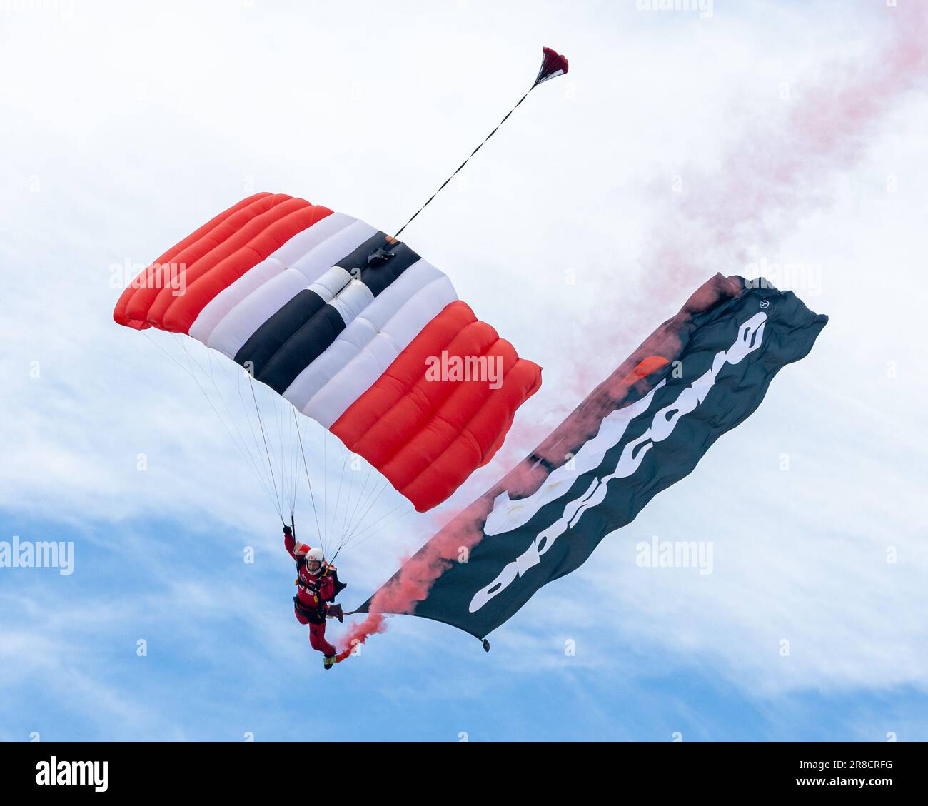 Amazing skydivers coming in Stock Photo - Alamy