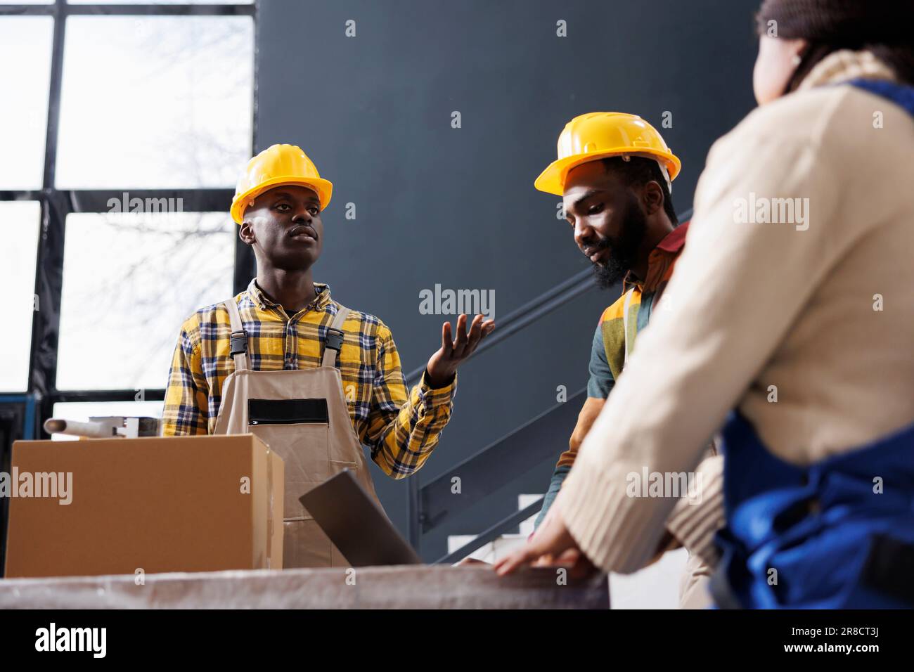 Shipment handlers hi-res stock photography and images - Alamy