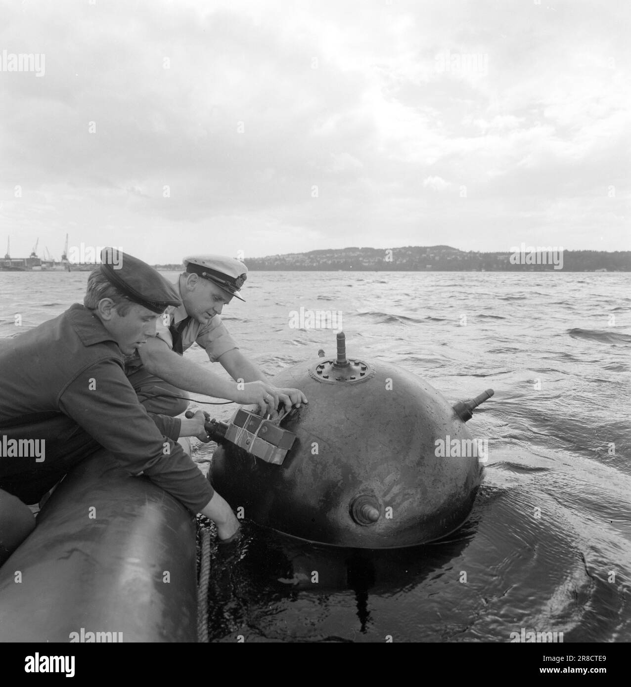 Current 33-4-1960: A horn mine is mined Mines from the war years still ...