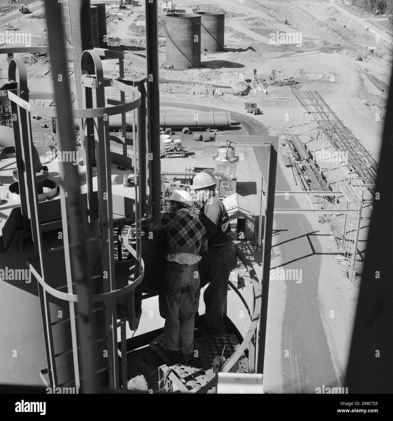 Current 30-4-1960: Norwegian Venezuela Norway's first oil refinery is ...