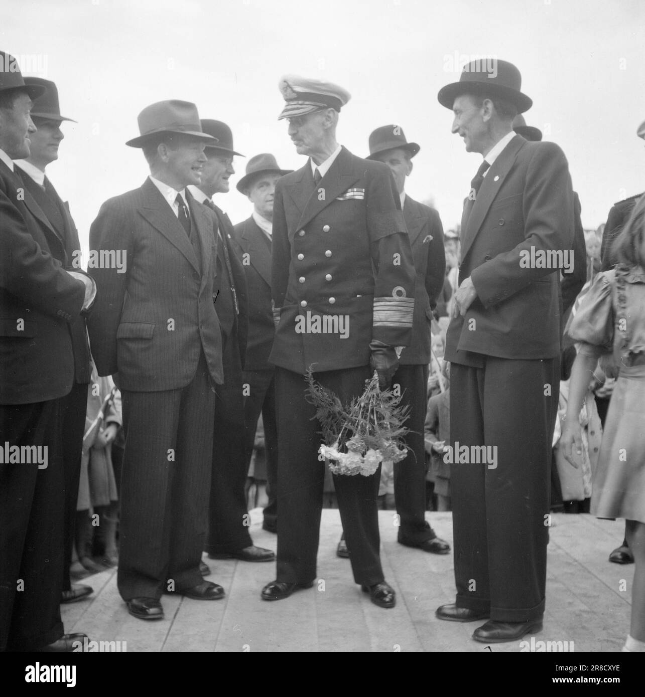 Current 14-3-1947: The King numberOut among people King Haakon 7th ...