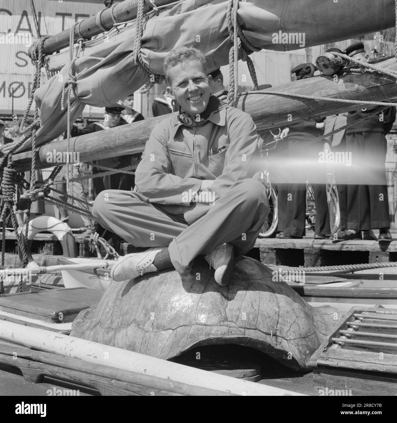 Current 25-3-1960: Sea in the beard The sloop "Rundø" with the Asker ...