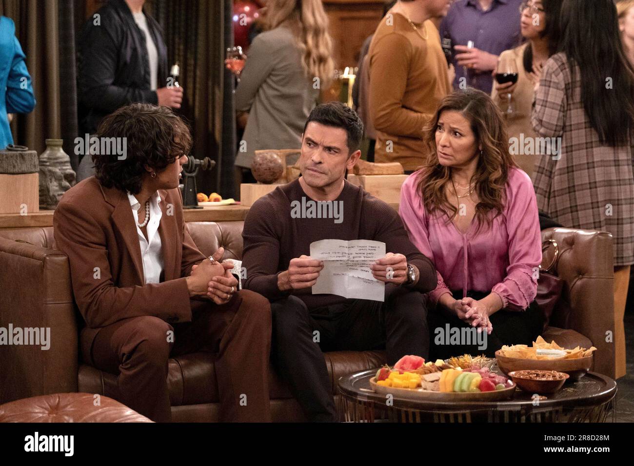 HOW I MET YOUR FATHER, from left: Michael Cimino, Mark Consuelos ...
