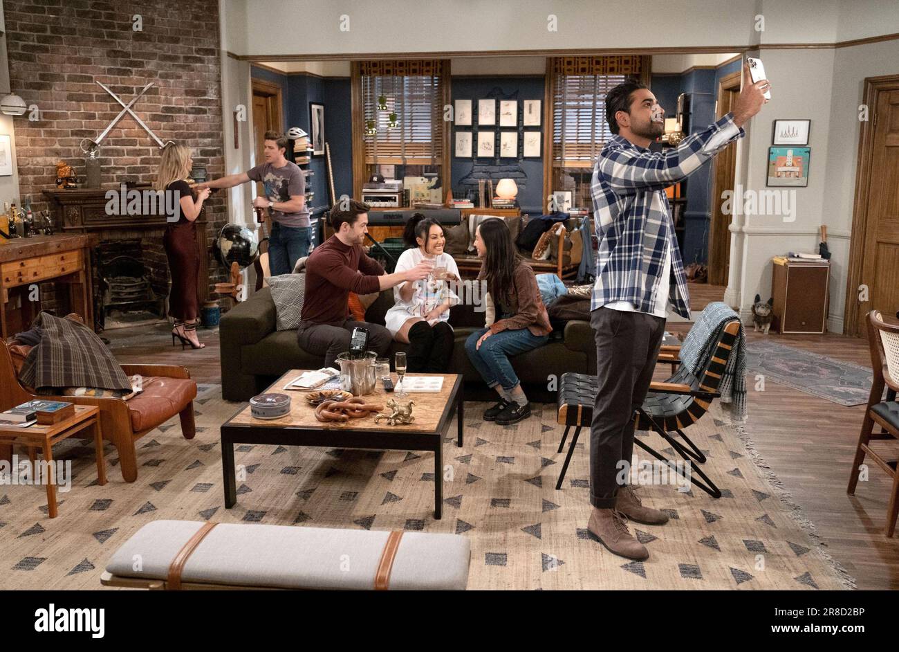 HOW I MET YOUR FATHER, from left: Hilary Duff, Christopher Lowell, Tom ...