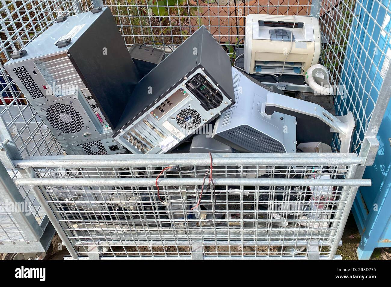 Heap of Uld used electro devices, PC computer, printer, monitor ...