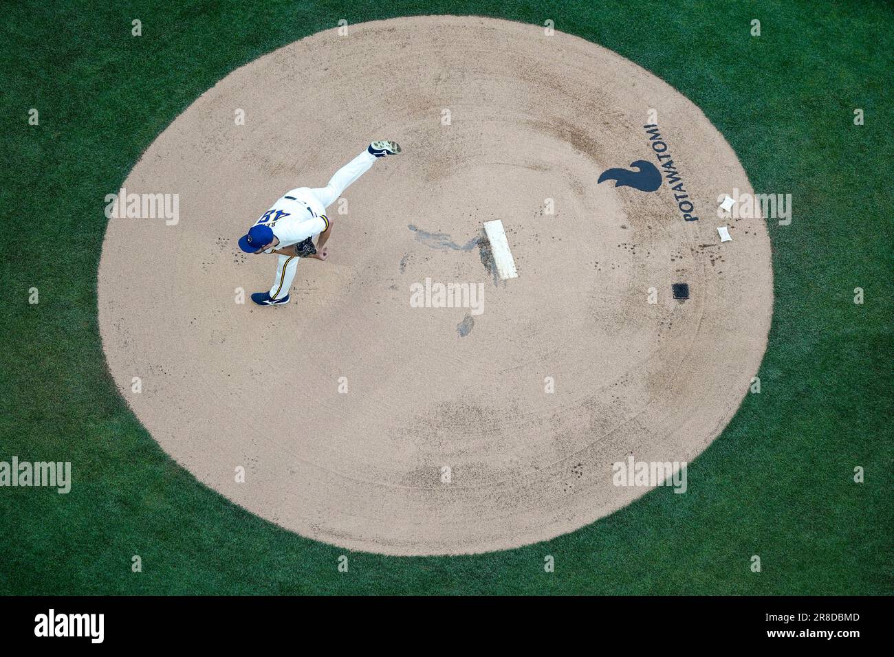 Milwaukee Brewers starting pitcher Colin Rea throws during the first ...