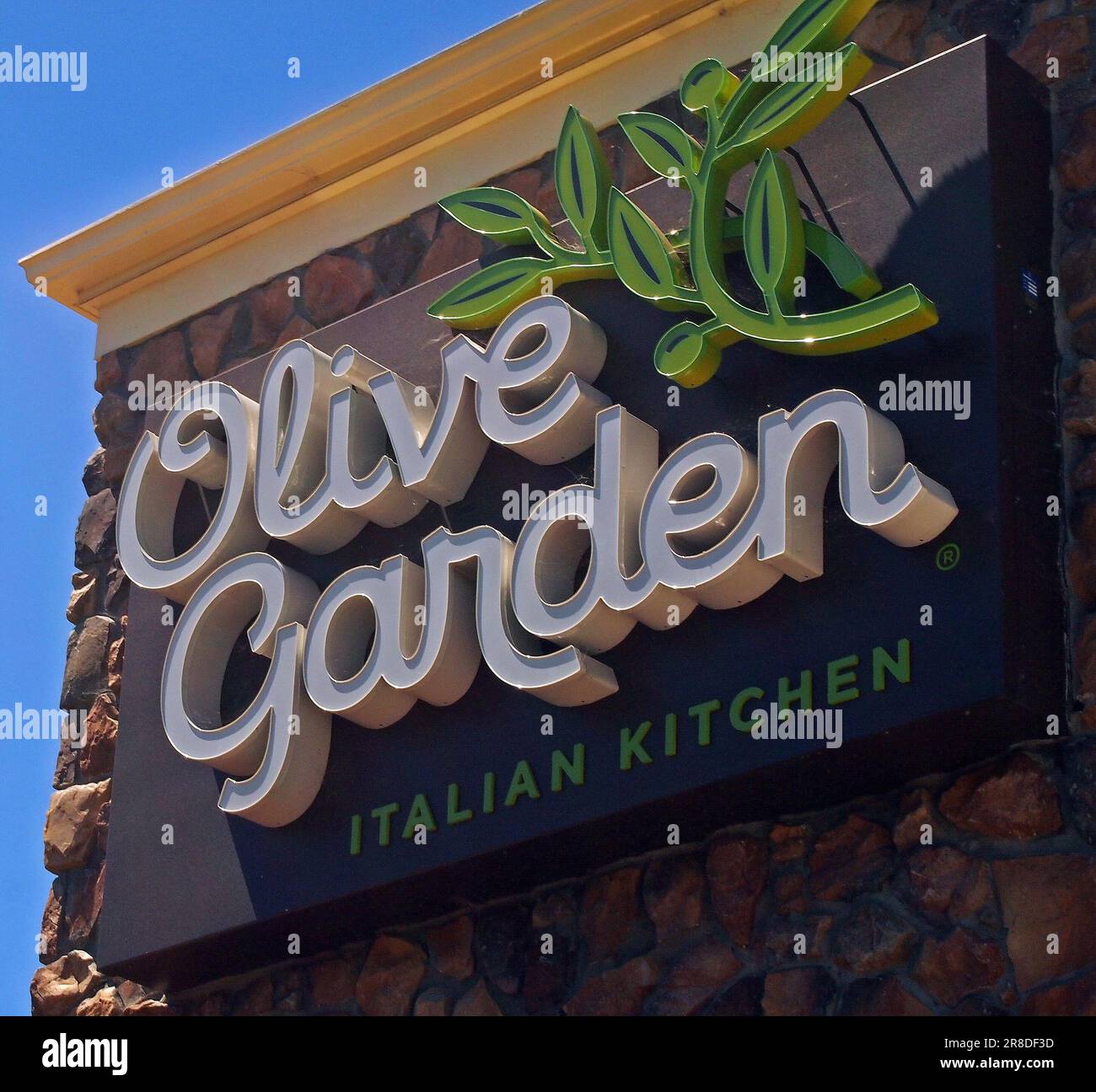 Olive Garden restaurant sign in Fremont California Stock Photo - Alamy