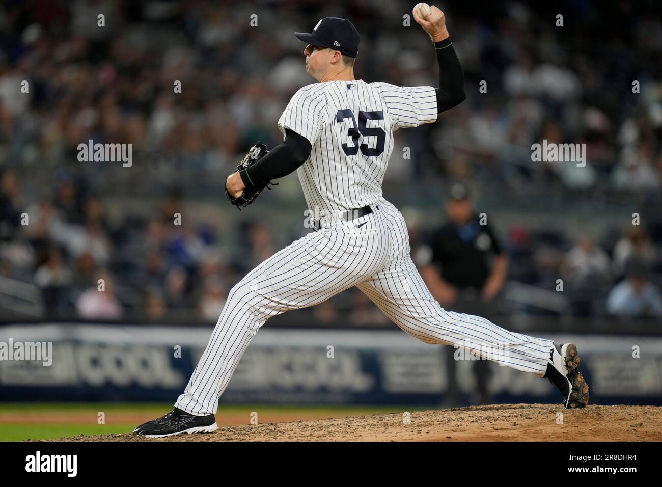 New York Yankees relief pitcher Clay Holmes (35) throws in the ninth ...