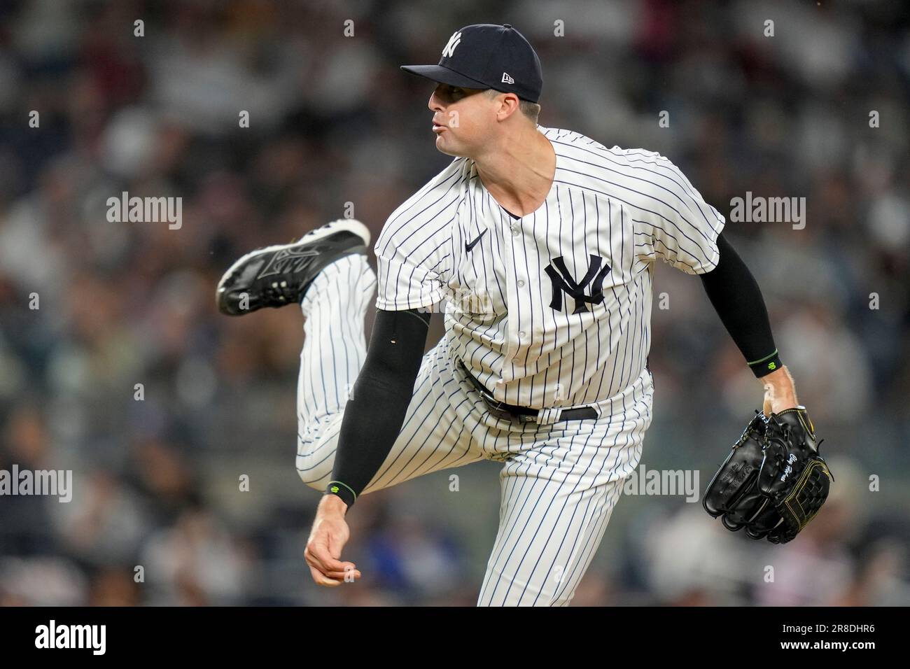 New York Yankees relief pitcher Clay Holmes (35) throws in the ninth ...