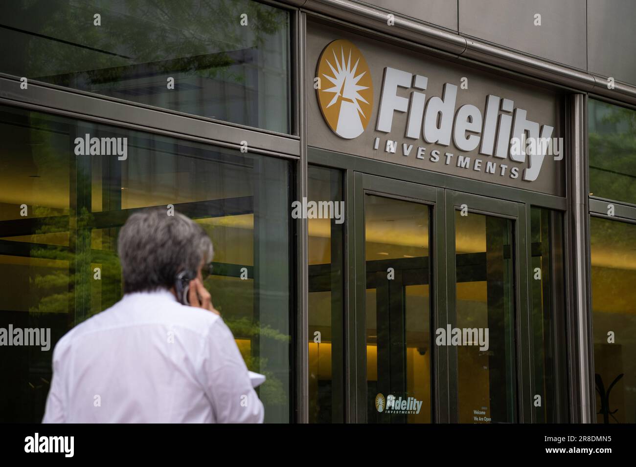 Fidelity manage investments logo hi-res stock photography and images ...