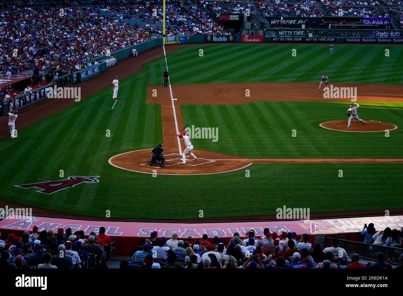 Los Angeles Dodgers starting pitcher Clayton Kershaw (22) throws to Los ...