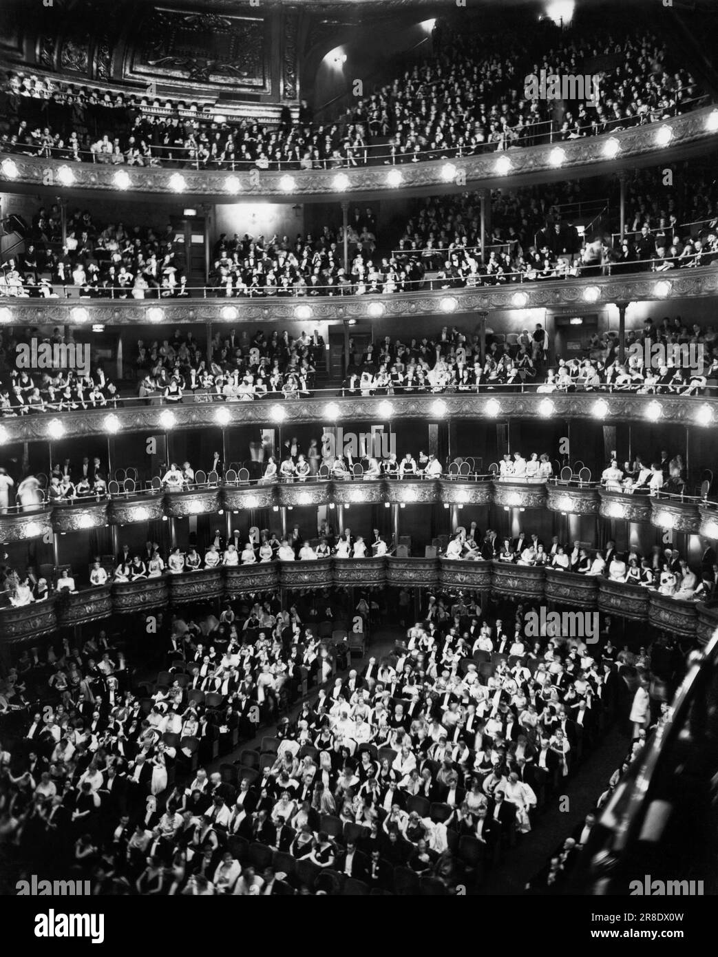 Metropolitan opera house new york diamond horseshoe hi-res stock ...