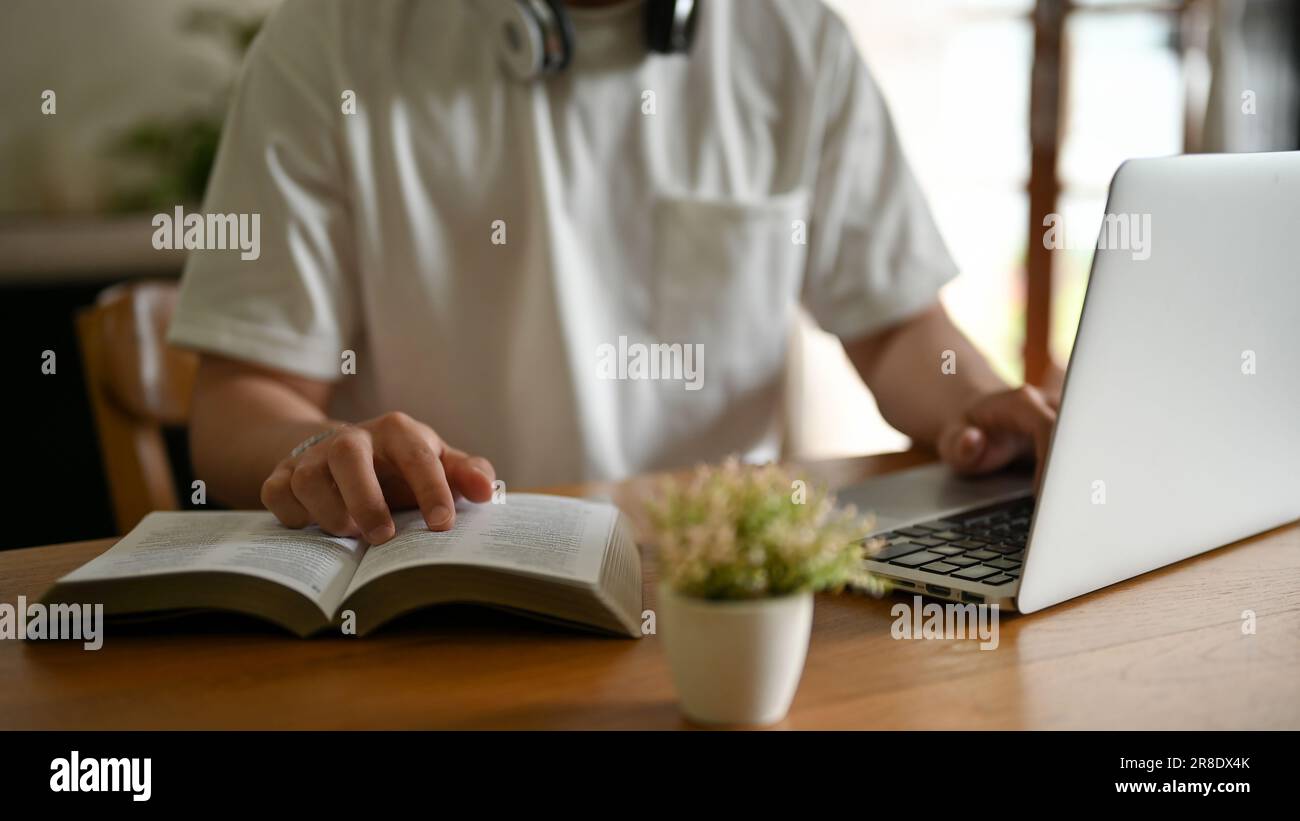 Student searching with tab hi-res stock photography and images - Alamy