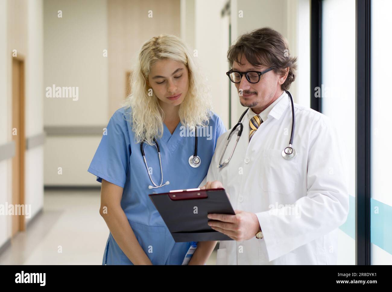 Doctor with chart report hi-res stock photography and images - Alamy
