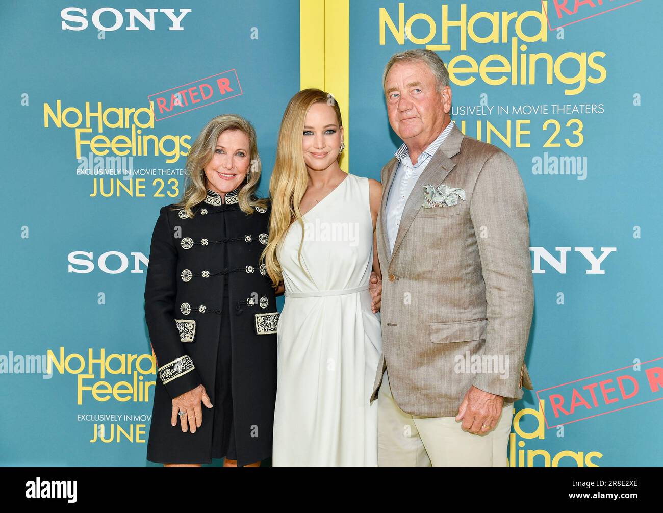 Jennifer Lawrence, center, poses with parents Karen Lawrence and Gary ...