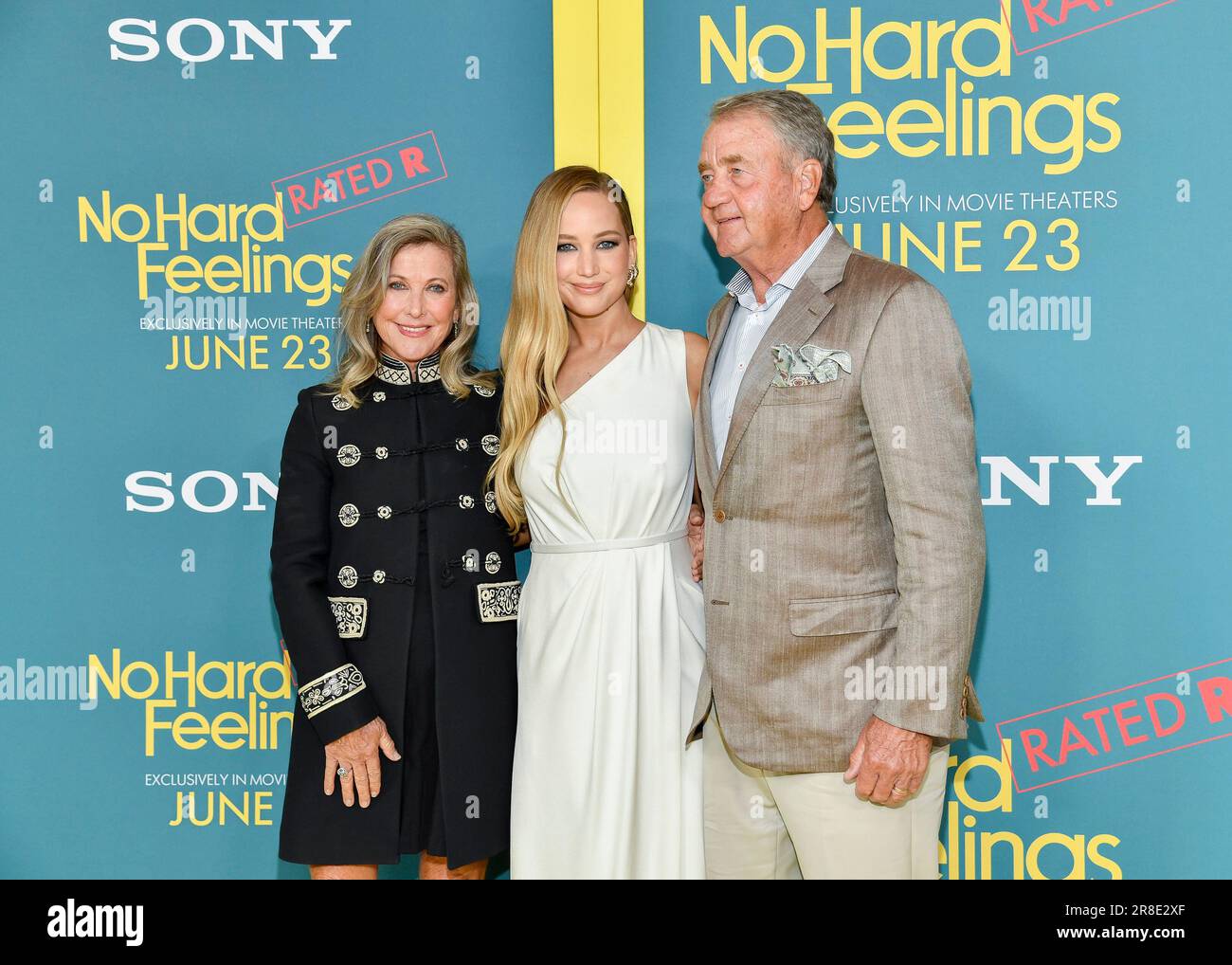 Jennifer Lawrence, center, poses with parents Karen Lawrence and Gary ...
