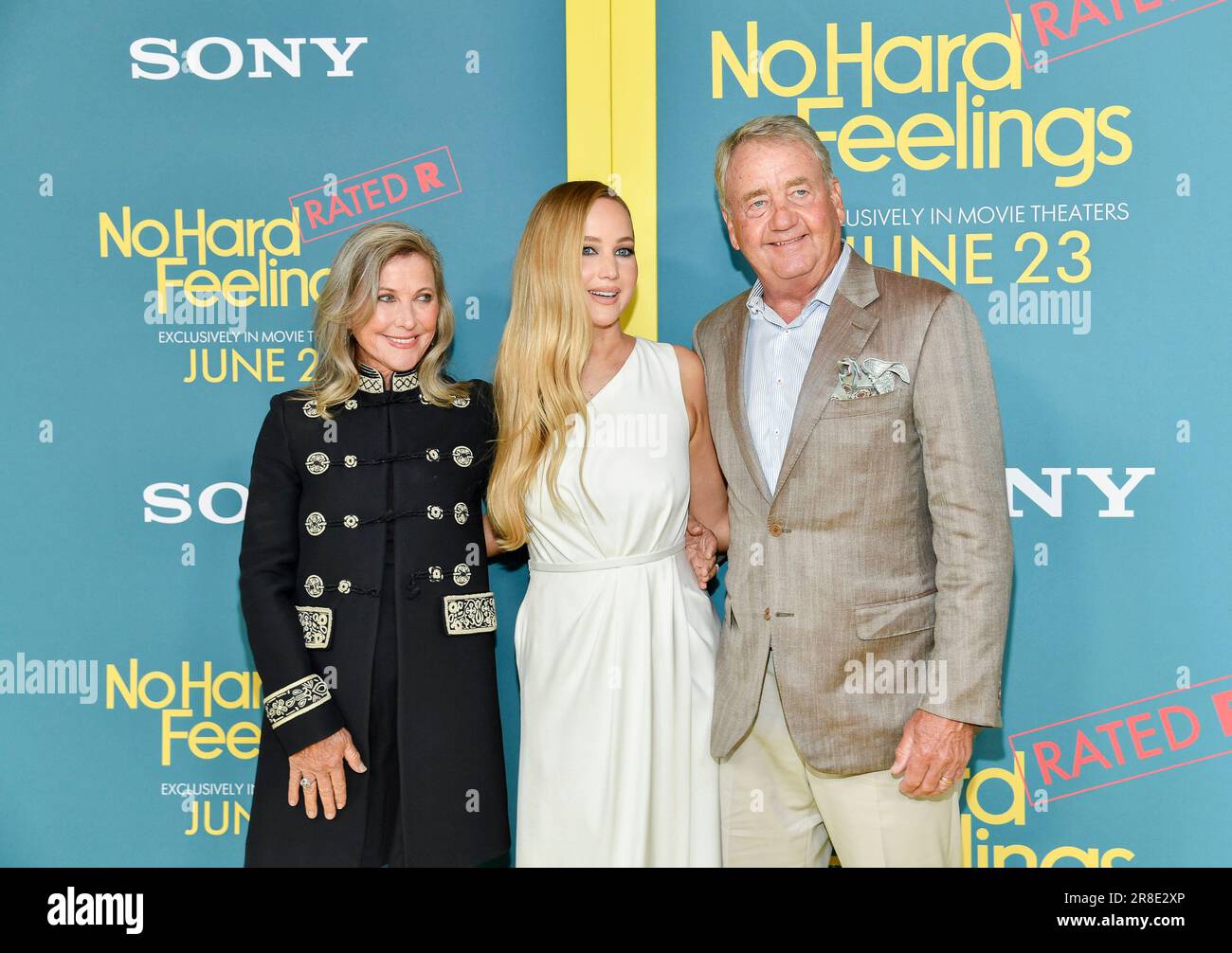 Jennifer Lawrence, center, poses with parents Karen Lawrence and Gary ...