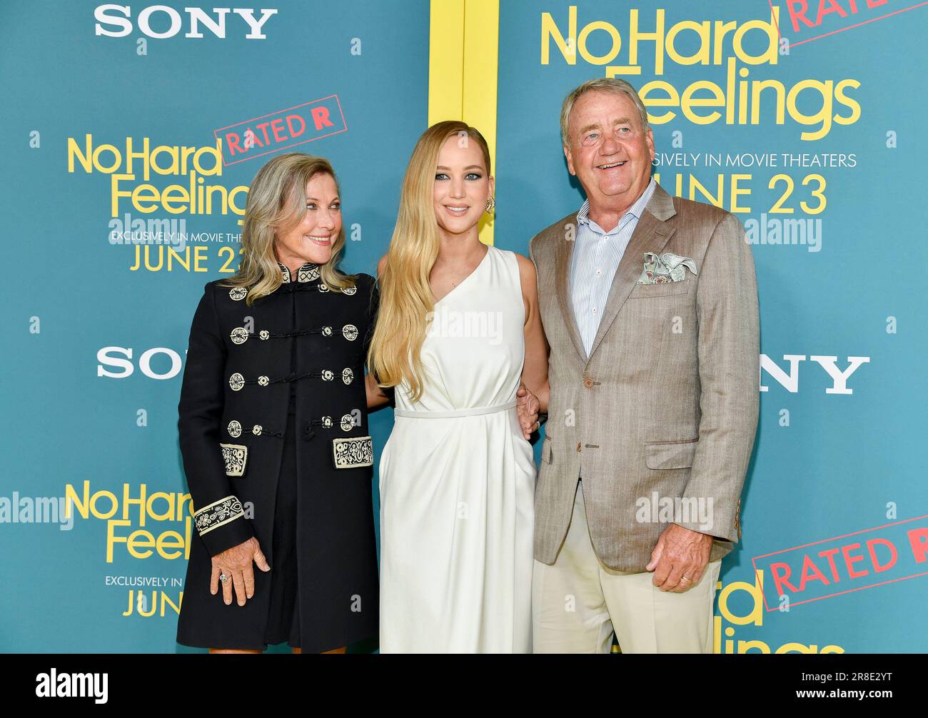 Jennifer Lawrence, center, poses with parents Karen Lawrence and Gary ...