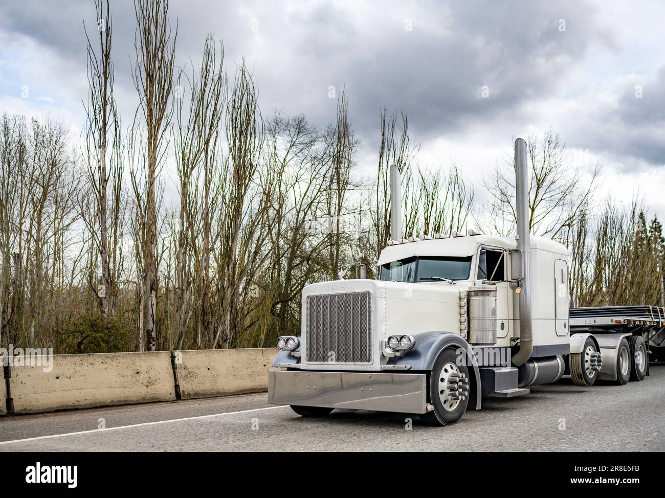 Classic white big rig hi-res stock photography and images - Alamy