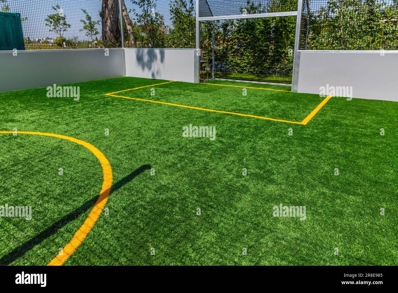 Artificial turf playing field for small garden, synthetic turf playing ...