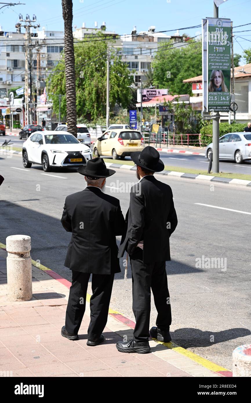 Mideast men hi-res stock photography and images - Alamy