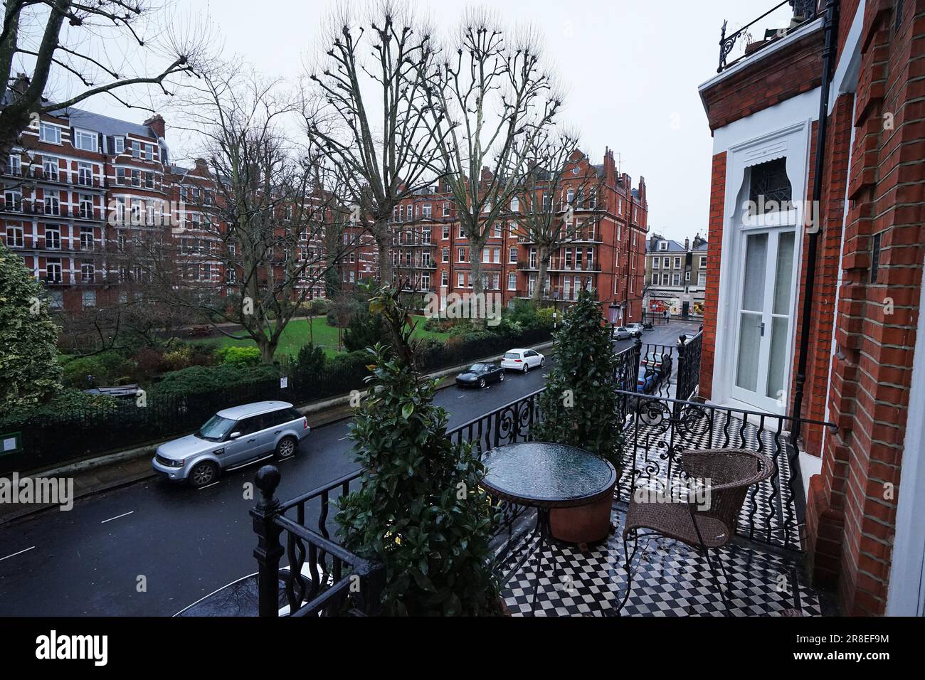 London apartment interior city view hi-res stock photography and images ...