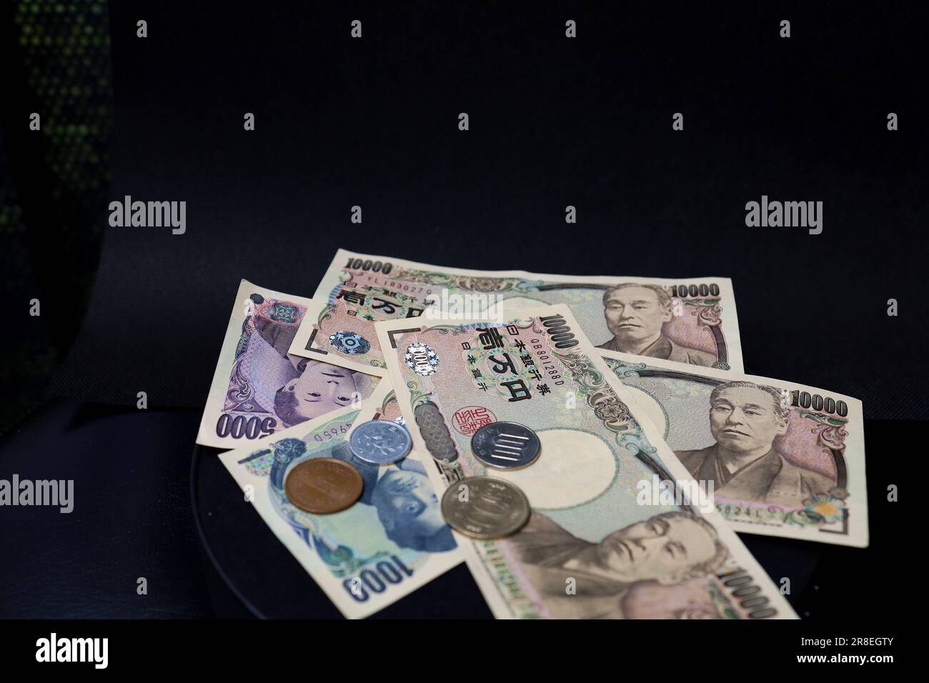 Japanese currency coins paper hi-res stock photography and images - Alamy