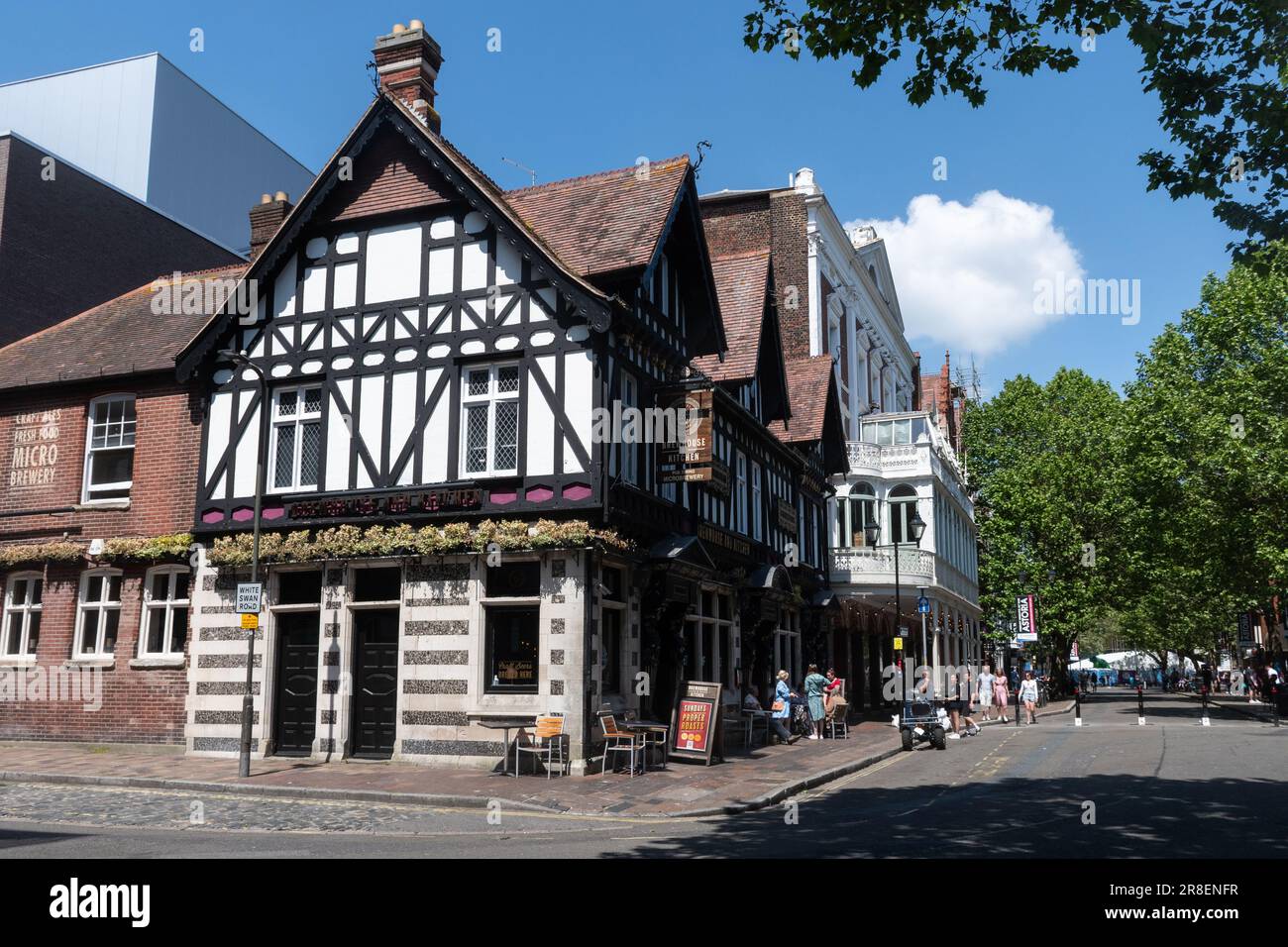 Tudor inn hi-res stock photography and images - Alamy