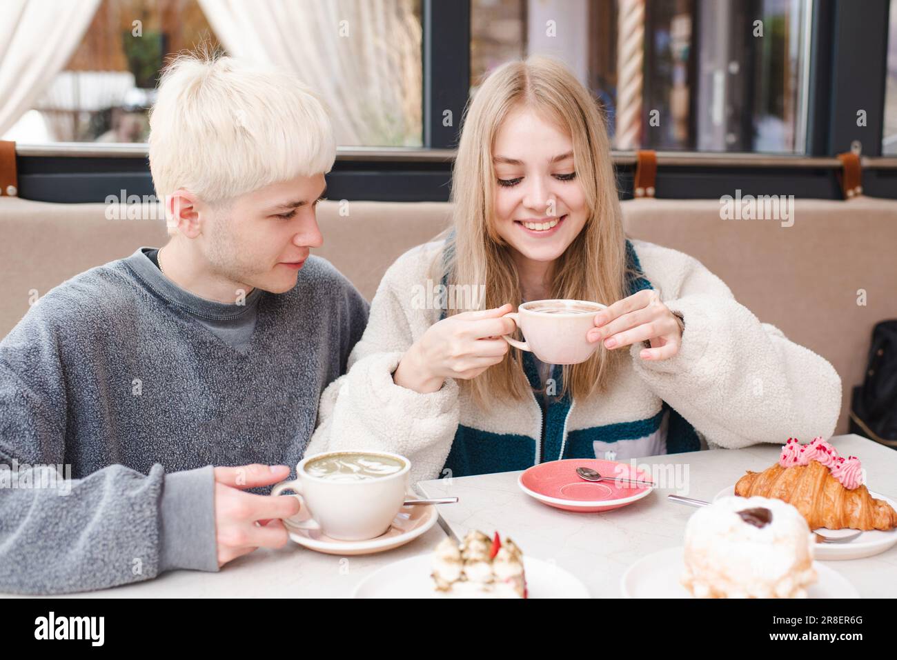 Cute teenage couple first love hi-res stock photography and images - Alamy