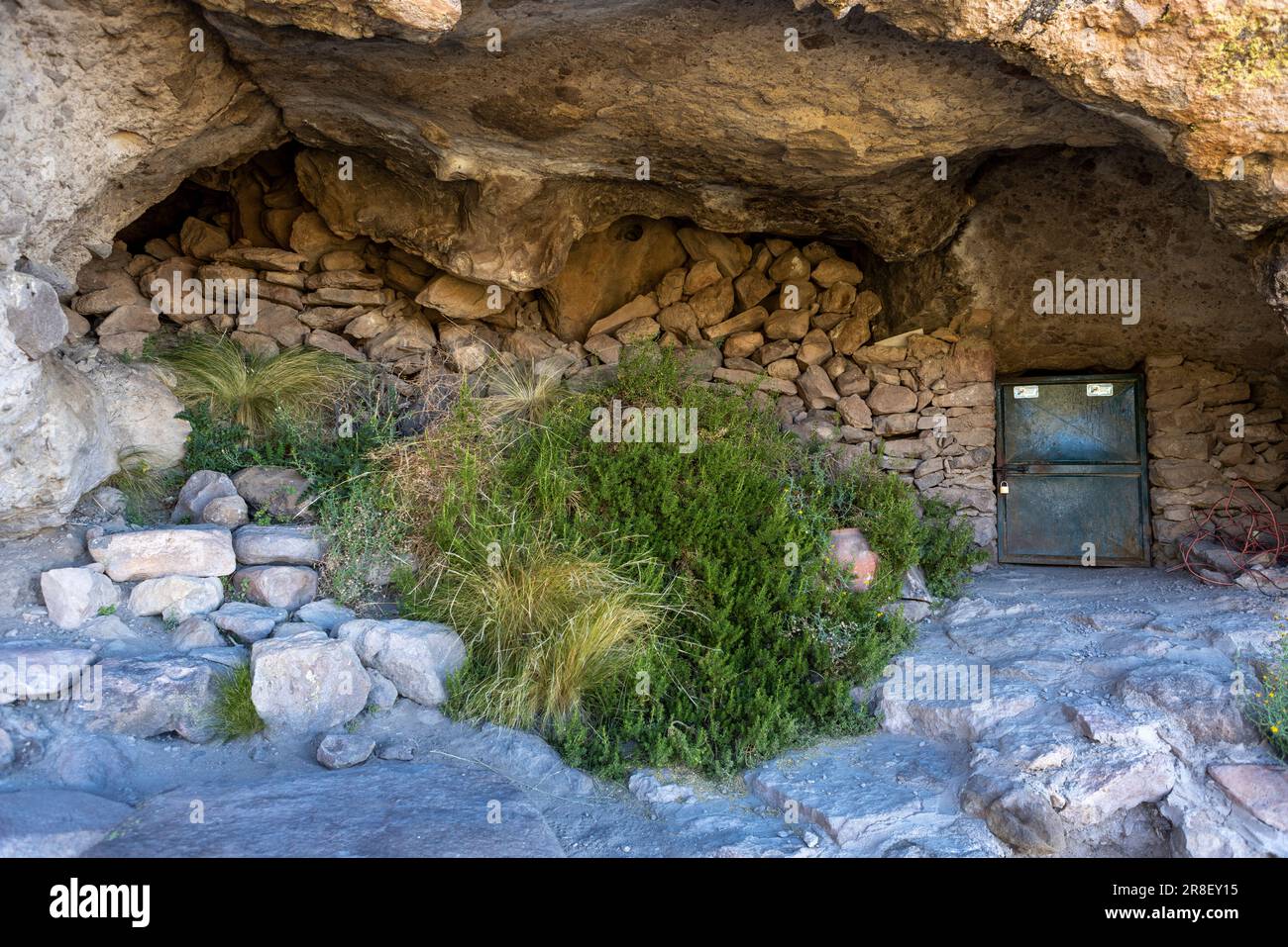 Cementerio de Chullpas / Cueva de las Momias: Cave with mummies near ...