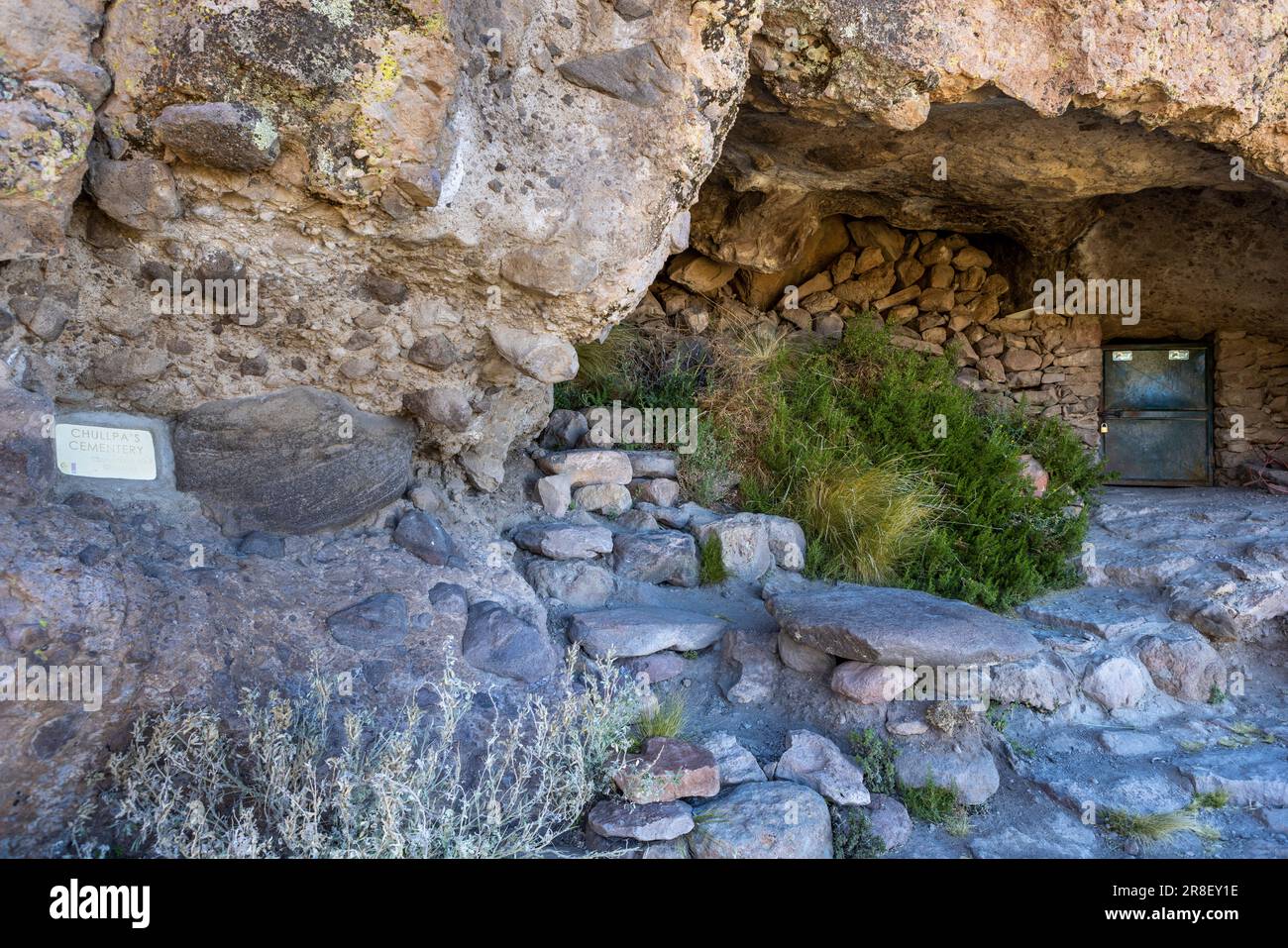 Cementerio de Chullpas / Cueva de las Momias: Cave with mummies near ...