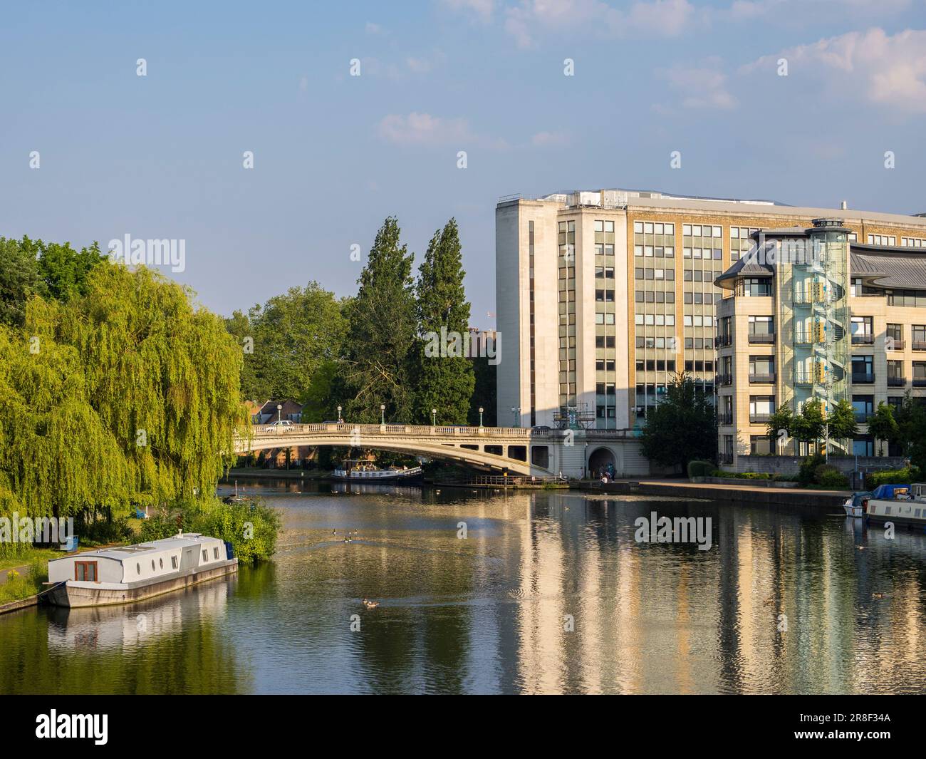 View of Reading Bridge Crossing the River Thames, Reading, Berkshire ...