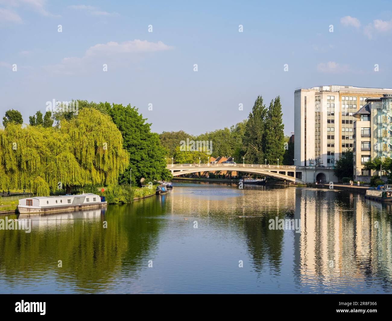 View of Reading Bridge Crossing the River Thames, Reading, Berkshire ...