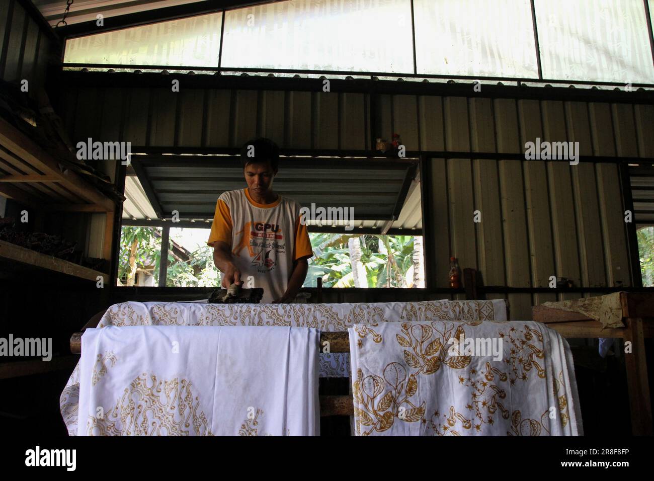 Kulon Progo, Yogyakarta, Indonesia. 21st June, 2023. Craftsmen finish ...
