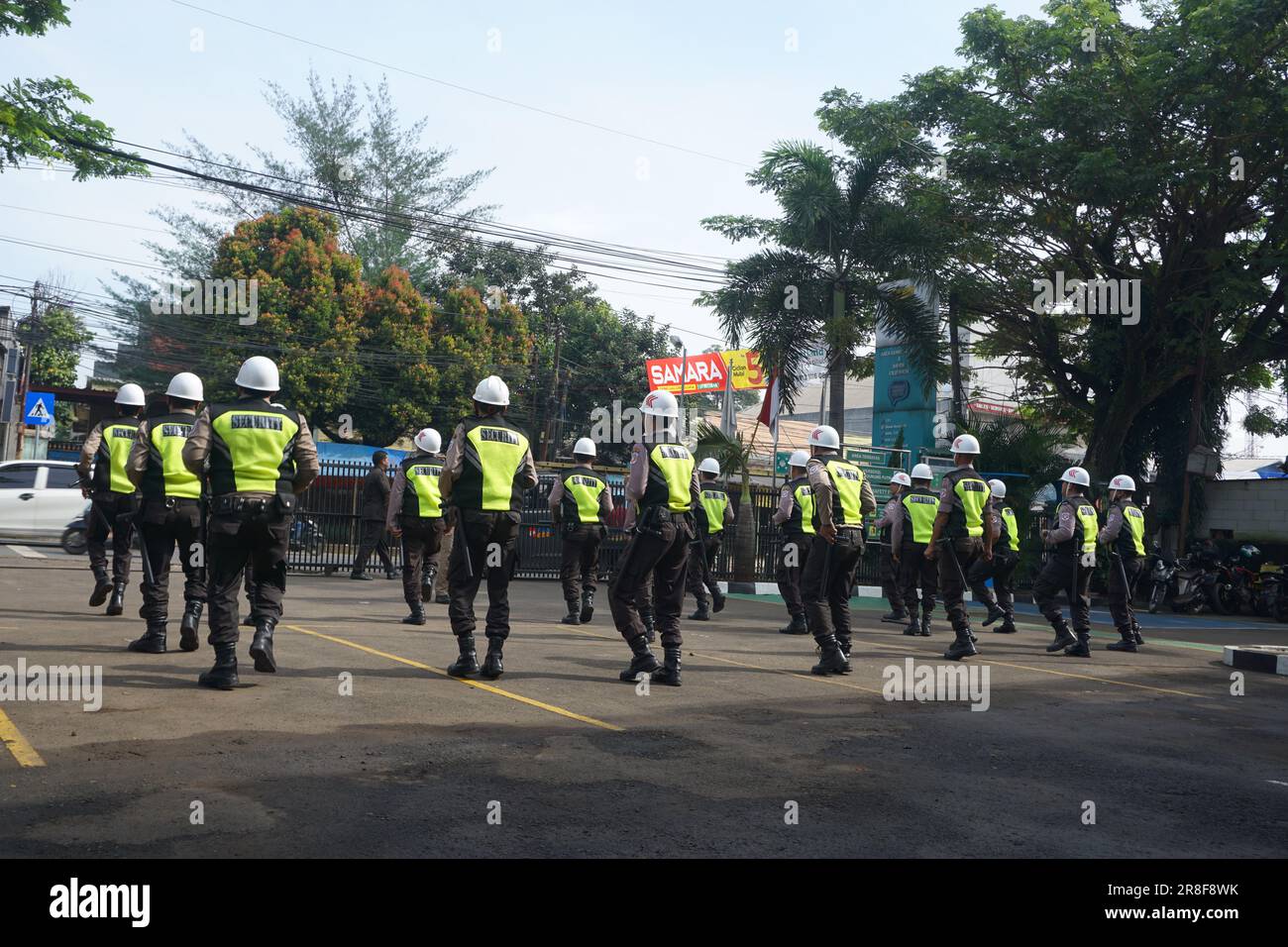 Security guard talking hi-res stock photography and images - Alamy