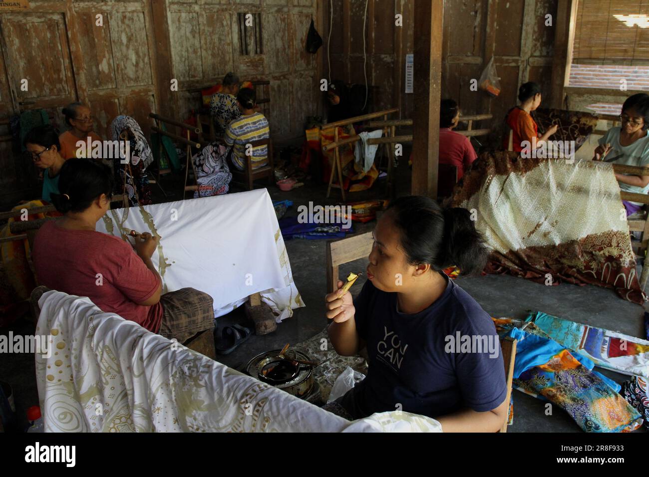 Kulon Progo, Yogyakarta, Indonesia. 21st June, 2023. Craftsmen finish ...